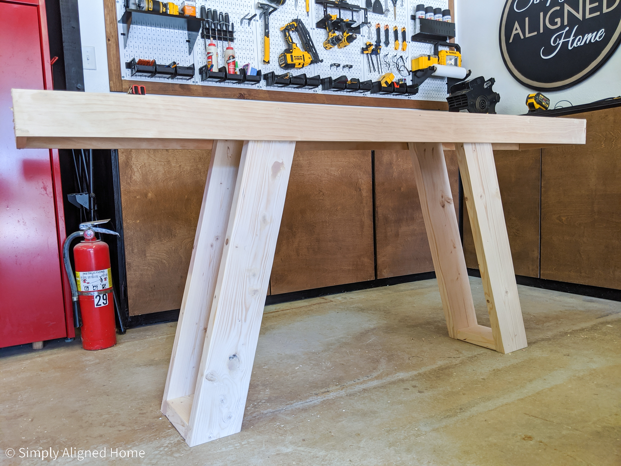 SIMPLE AND ELEGANT DIY ENTRYWAY TABLE - Simply Aligned Home